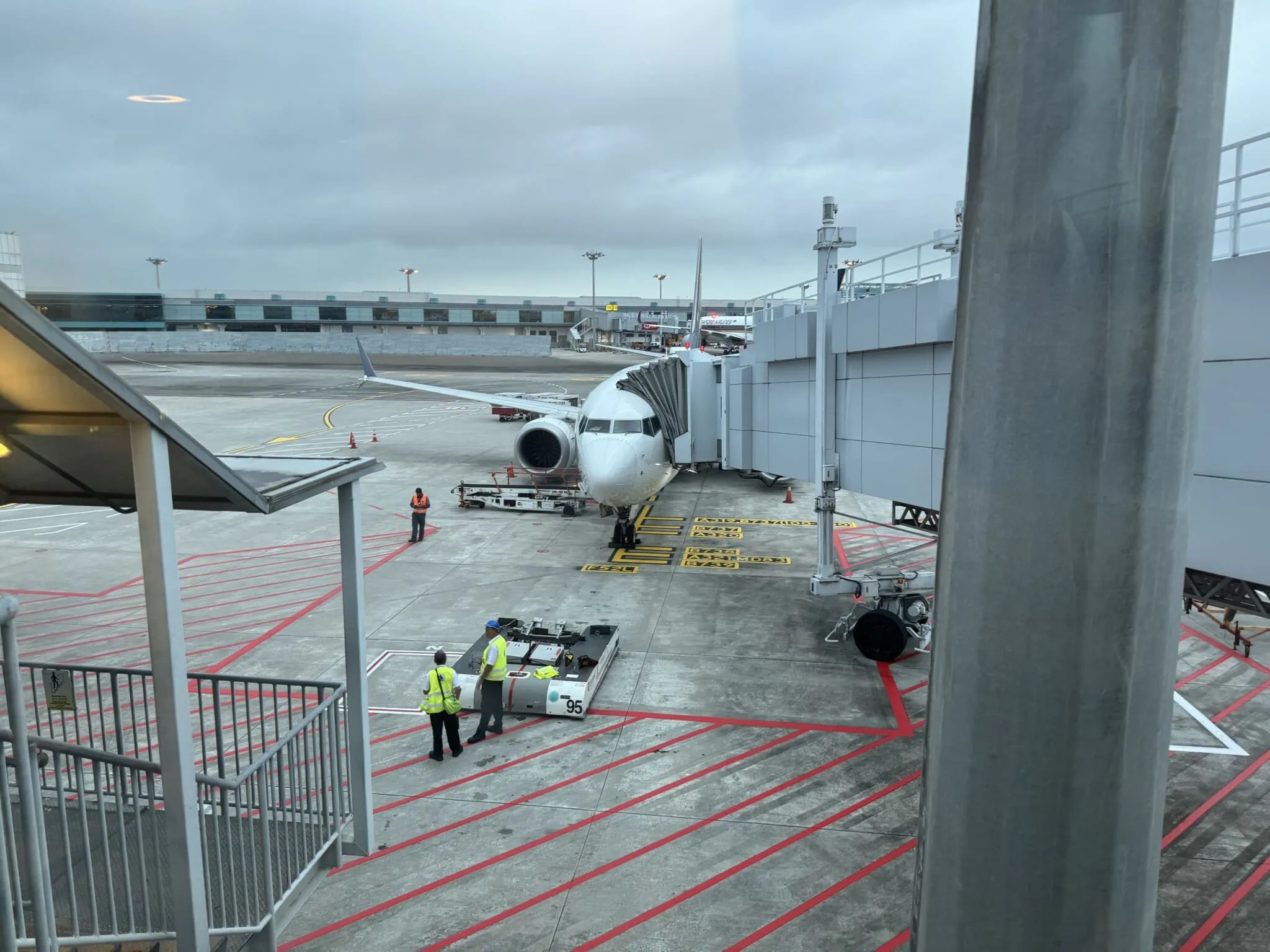 Review: Singapore Airlines 737 MAX Business Class (SIN-HKT) - The Alviator