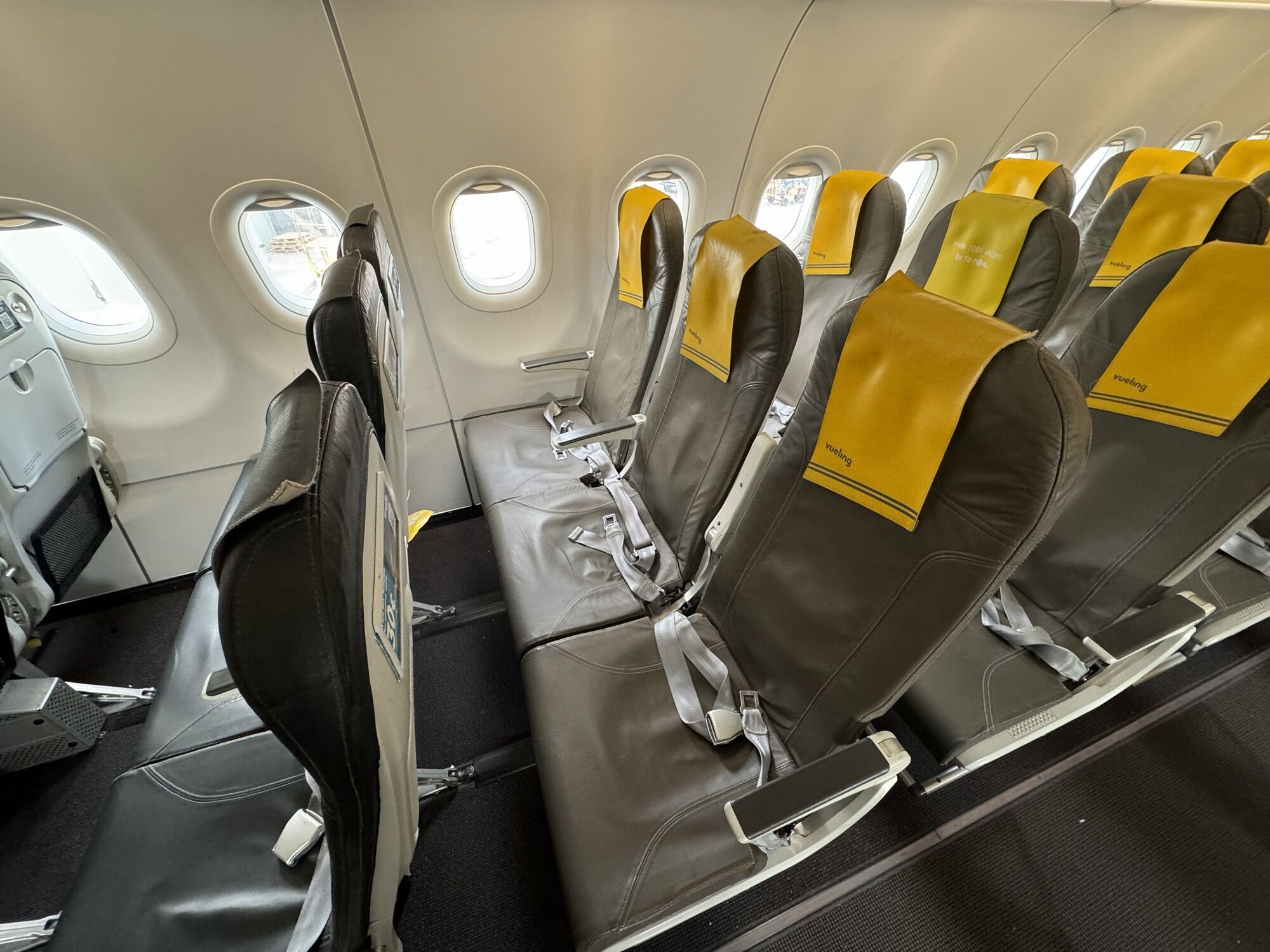 Review: Vueling A320 (BCN-LGW) - The Alviator