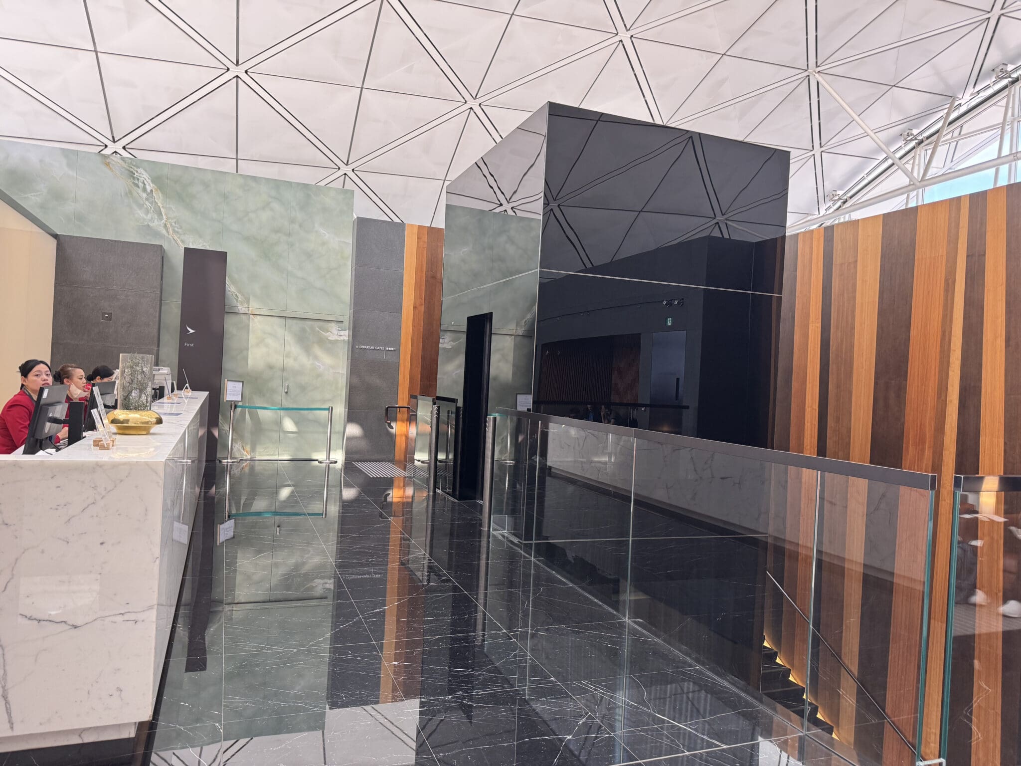 Review: Cathay Pacific The Wing Business Class Lounge, Hong Kong (HKG ...