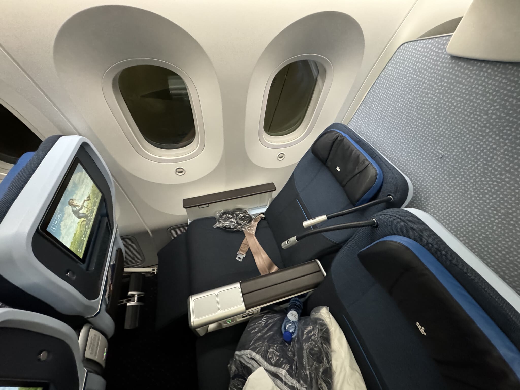 Review: KLM 787 Premium Comfort Class (AMS-KUL) - The Alviator