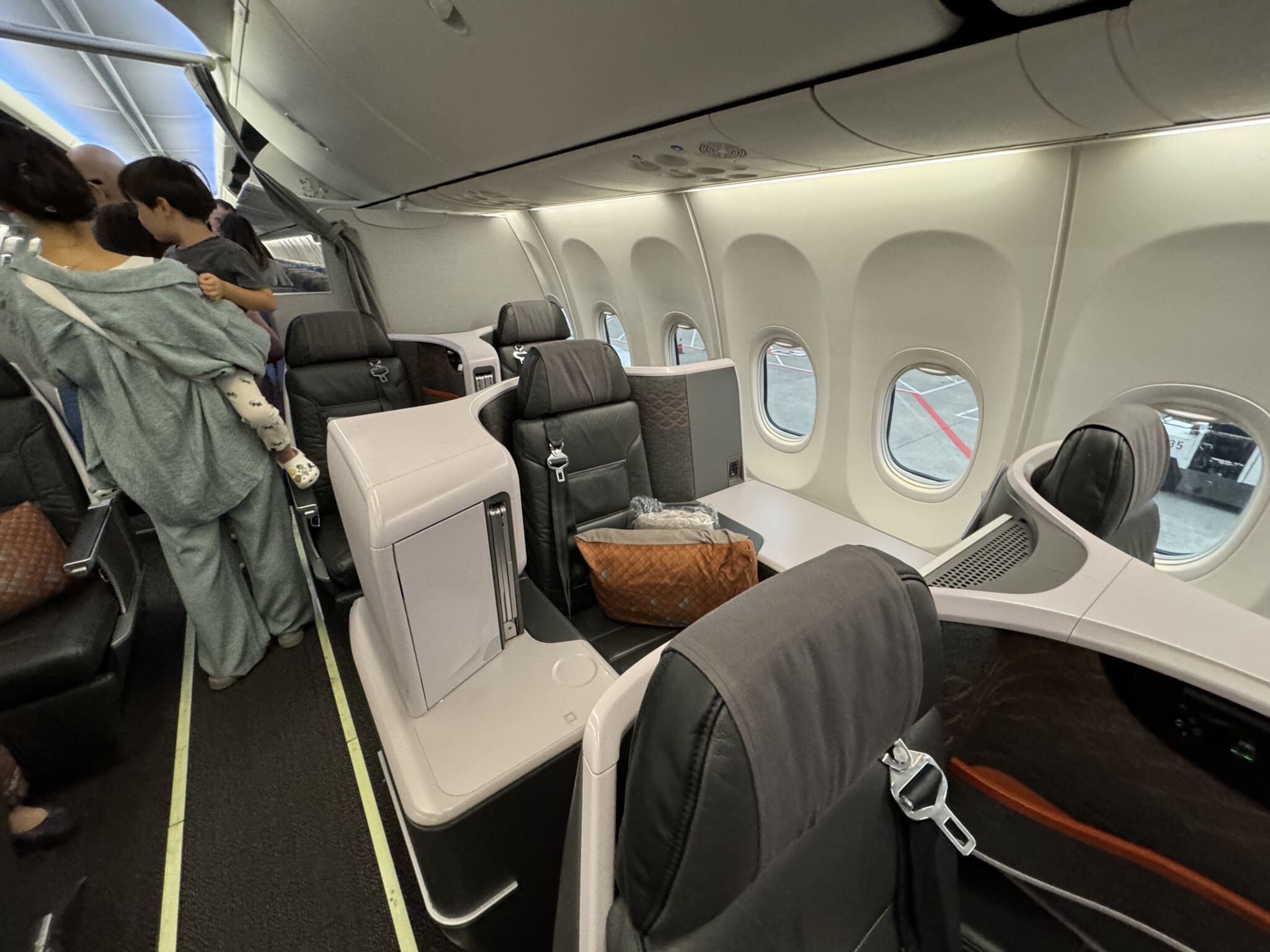 Review: Singapore Airlines 737 MAX Business Class (SIN-HKT) - The Alviator