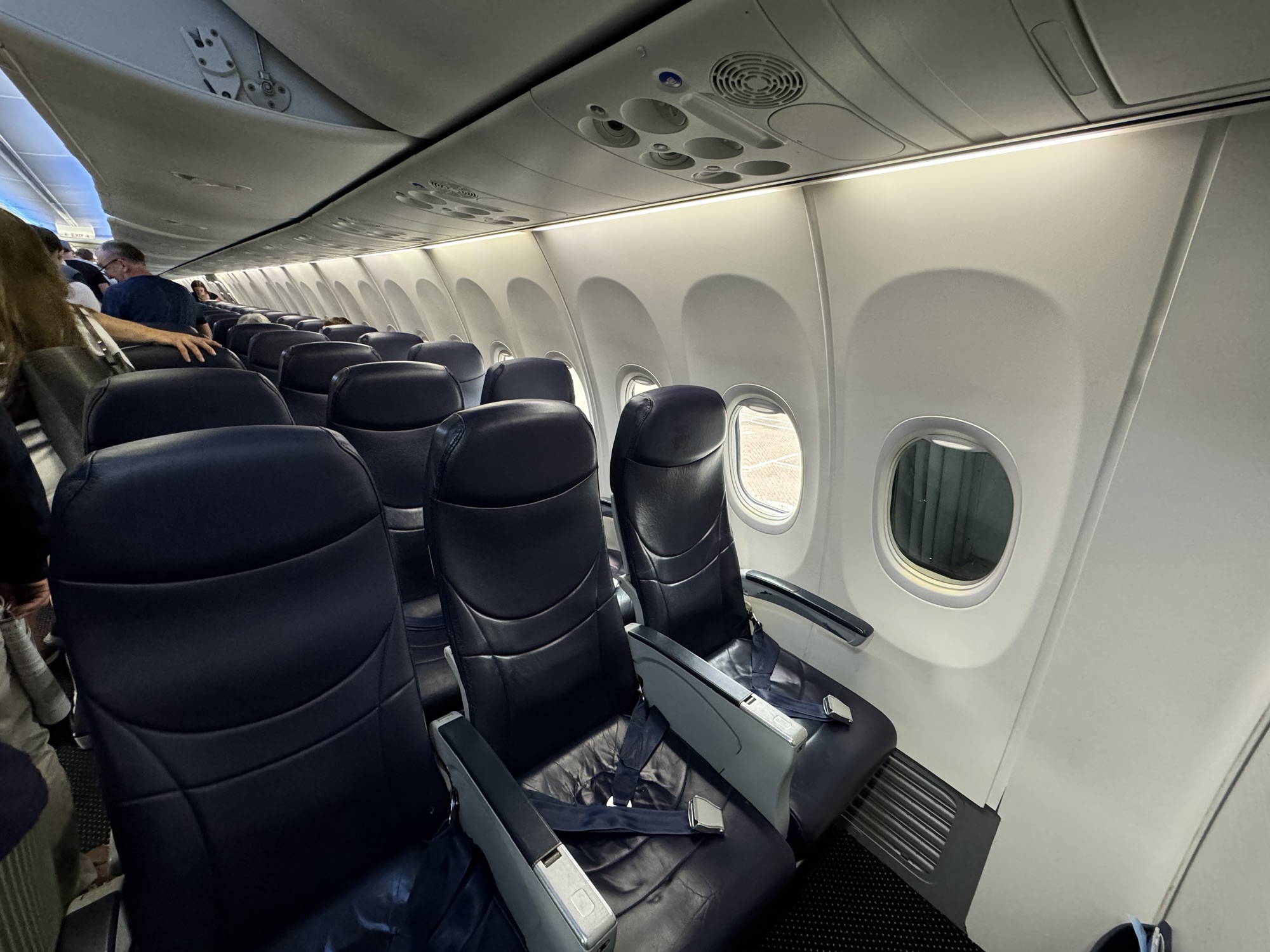 Review: TUI Airways 737 (LGW-REU) - The Alviator