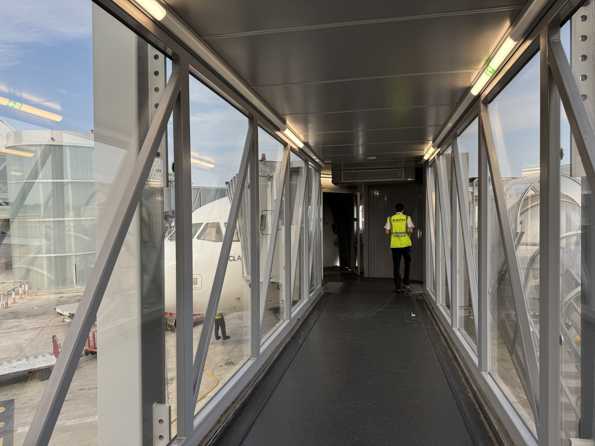 Review: Vueling A320 (BCN-LGW) - The Alviator