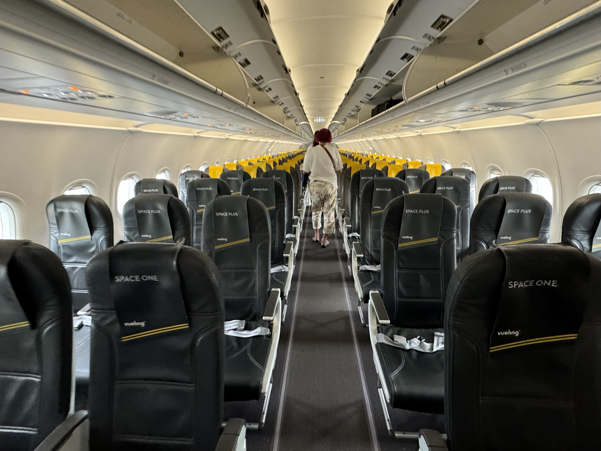 Review: Vueling A320 (BCN-LGW) - The Alviator
